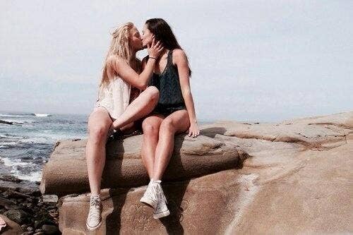 How Do Lesbians Have Sex 5 Lesbian Sex Questions Answered Yourtango